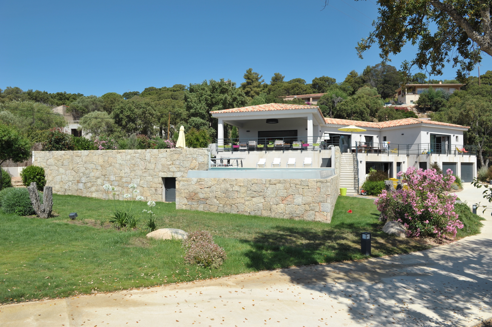 À moins de 200 m. à pied de la plage de Pinarello: VILLA D'ARCHITECTE ...